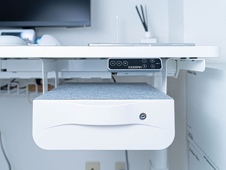 【レビュー】FLEXISPOT 卓下式引き出し S01 | 電動昇降スタンディングデスクと相性抜群の後付けタイプの引き出し